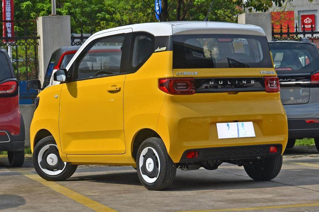 120-170KM Mini EV Cars Wuling Ev Car 3 Doors 4 Seats Compact Size