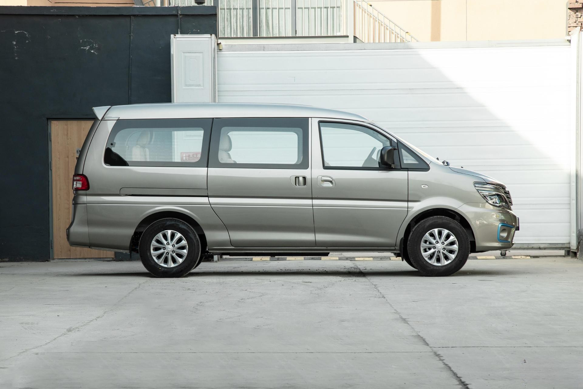 Long Driving Range 400KM Dongfeng M5ev Mpv Ev Car With 4 Doors 5-9 Seats